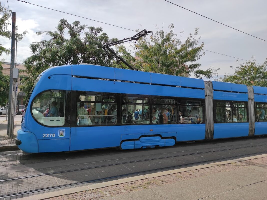 Mladić zaspao u tramvaju: Lopov mu s ruke skinuo sat vrijedan više ...